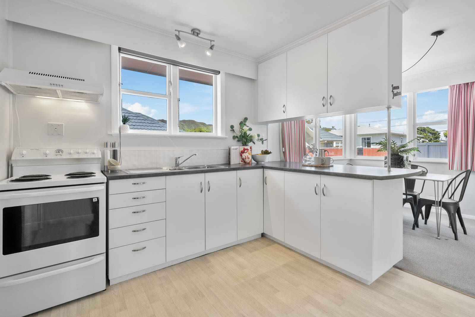 24A Whites Line West, Woburn - 3 Bed Unit - Private Treaty