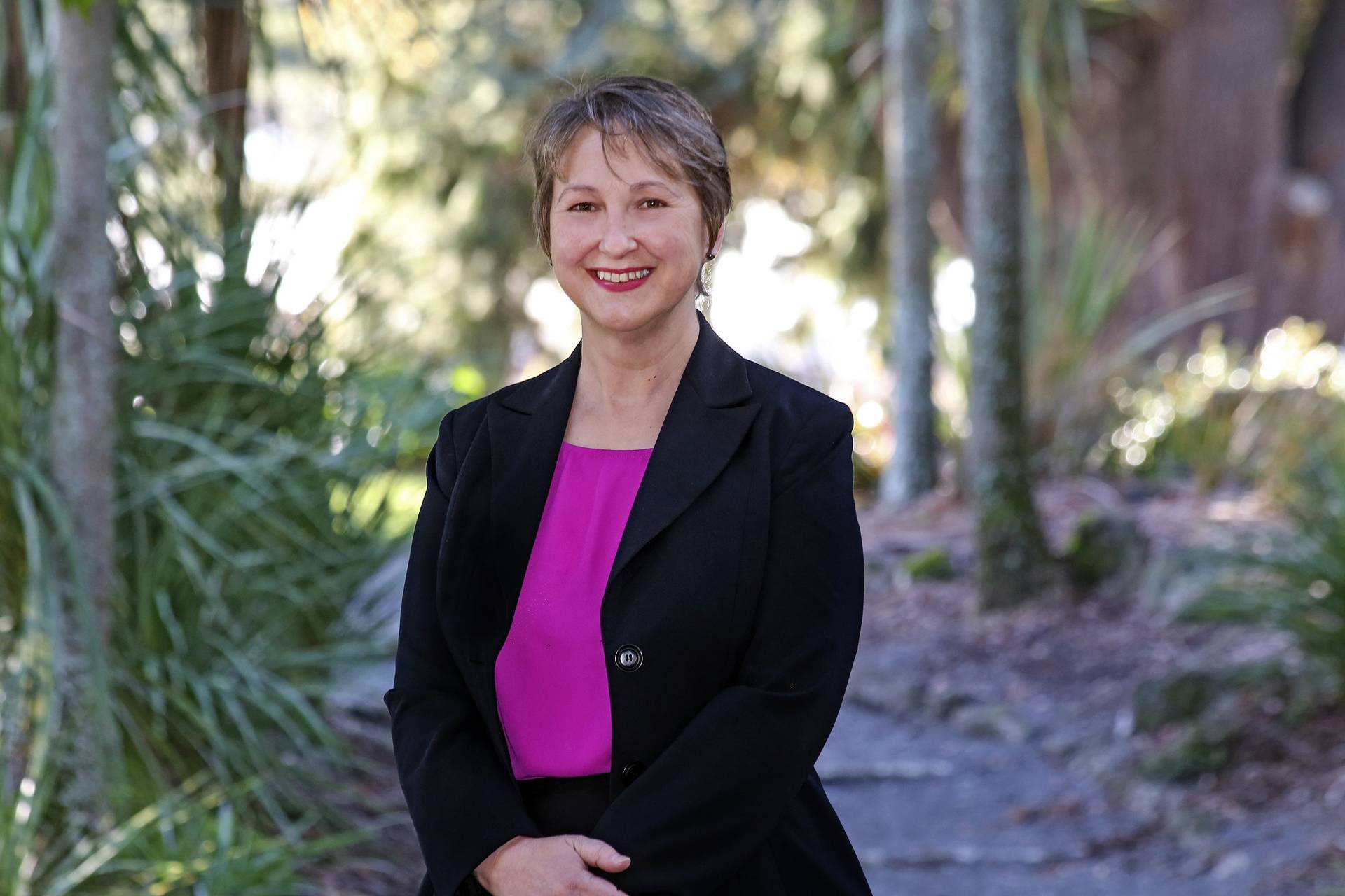 Jane Rayner - Ray White Hawkes Bay - 021 710 505